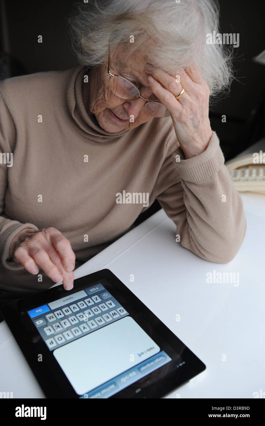 Old elderly hands playing piano hi-res stock photography and images - Alamy