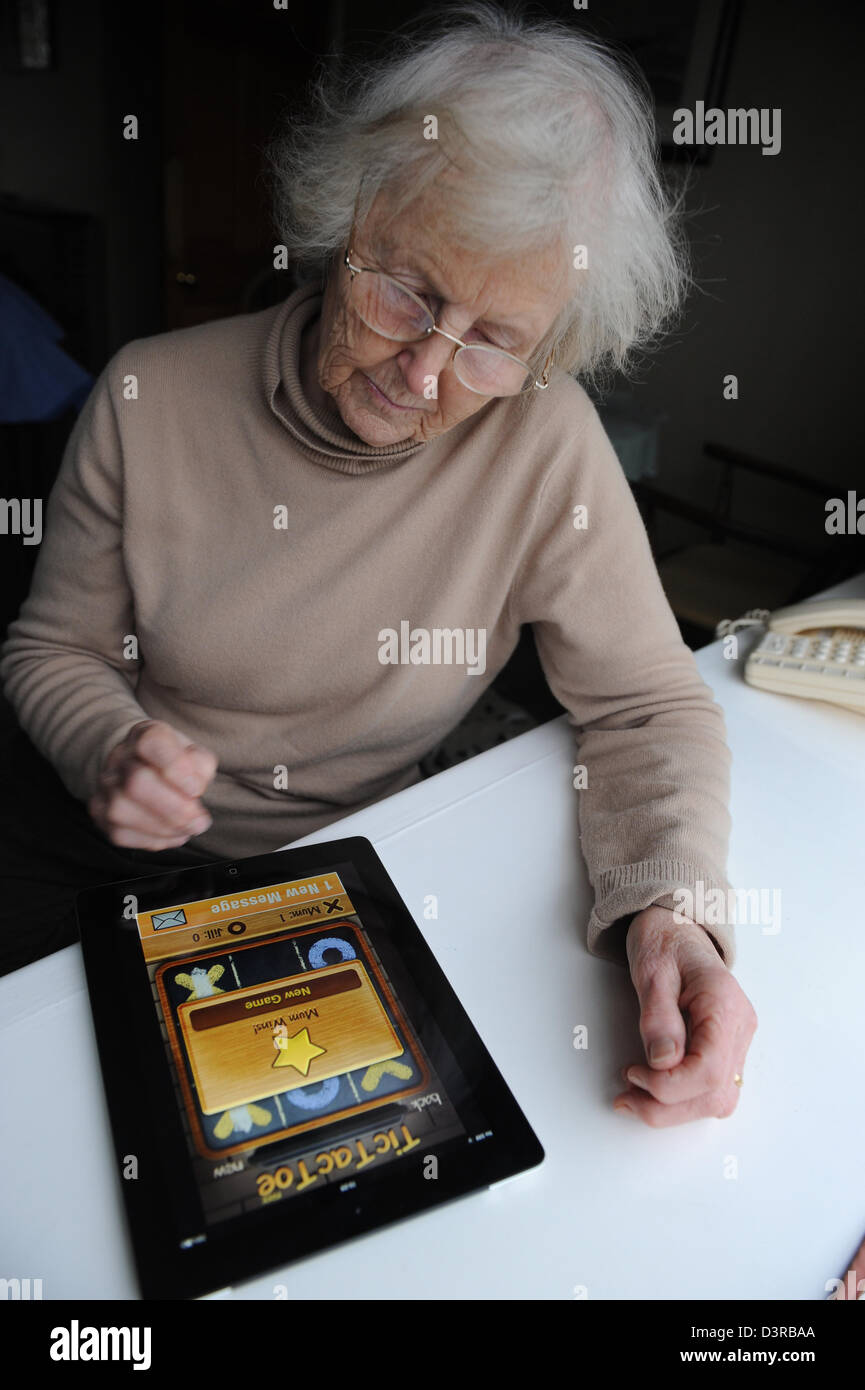 Old elderly hands playing piano hi-res stock photography and images - Alamy