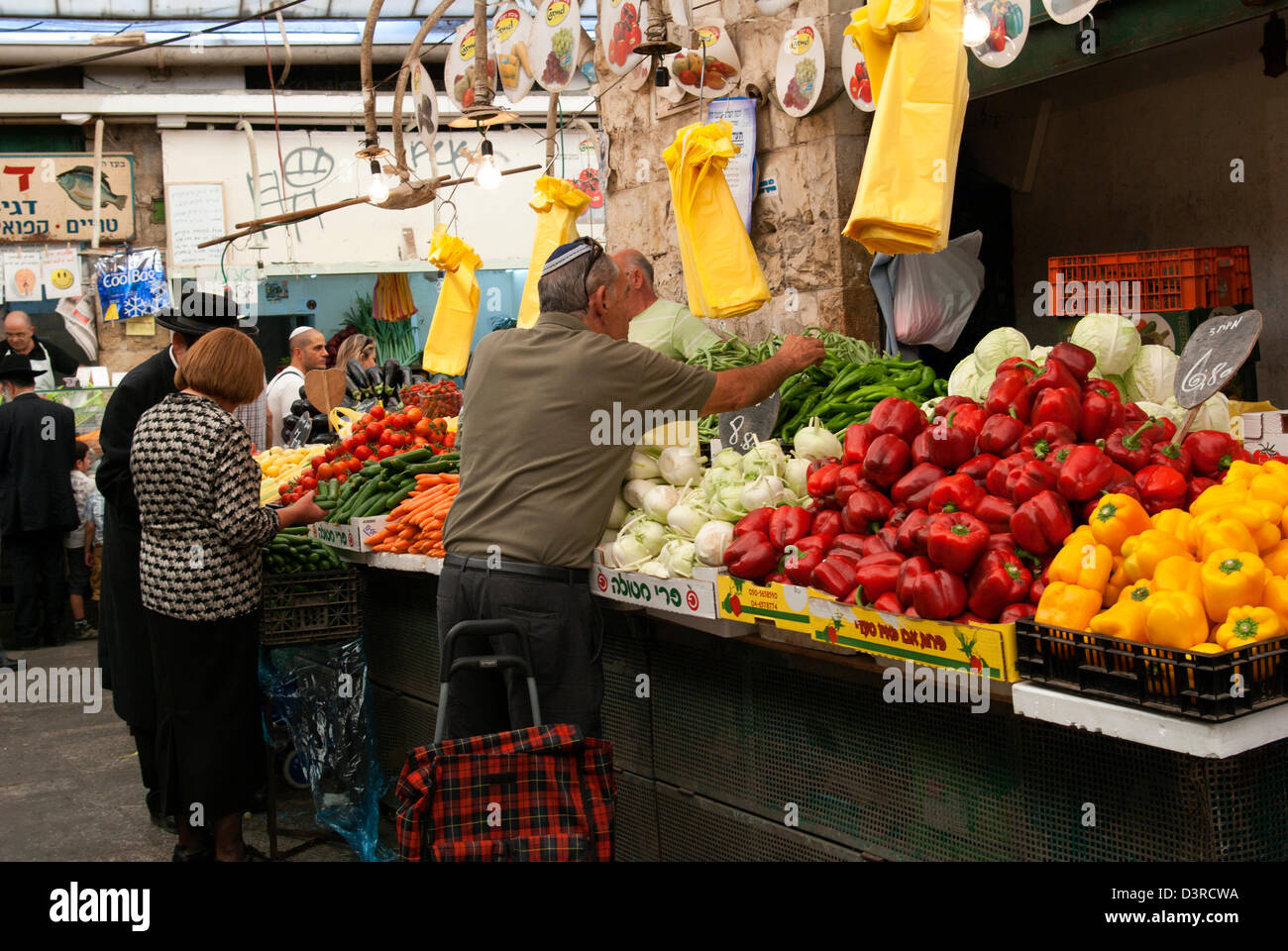 Vendor arranges green peppers hi-res stock photography and images - Alamy