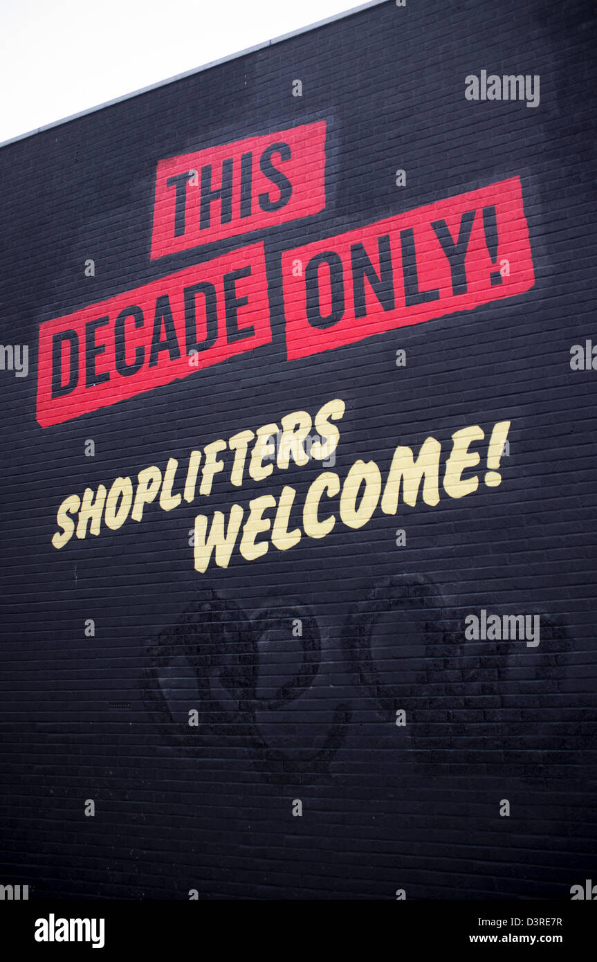 Shoplifters Welcome Sign Stock Photo - Alamy
