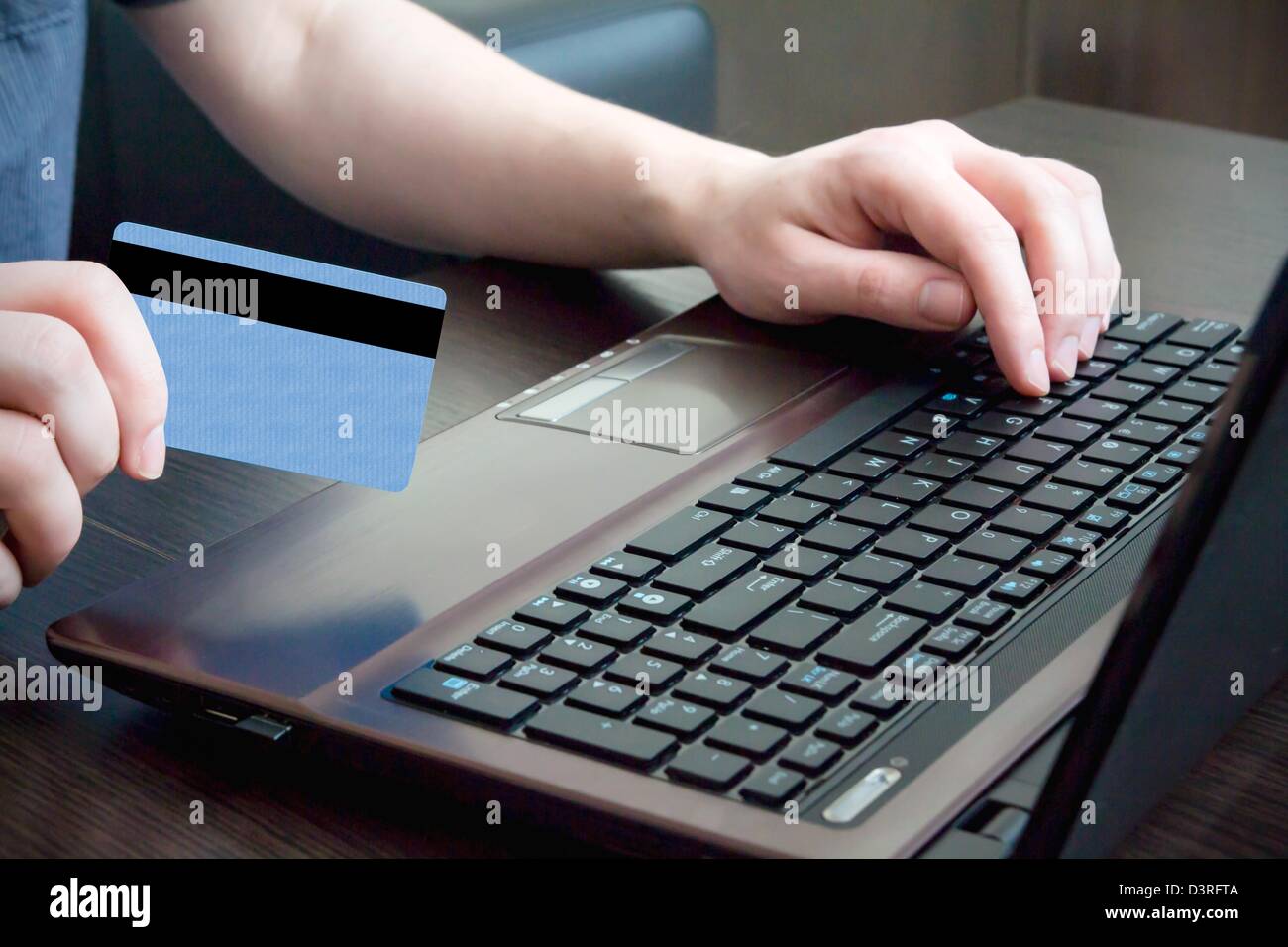 Man hand on keyboard with credit card Stock Photo - Alamy