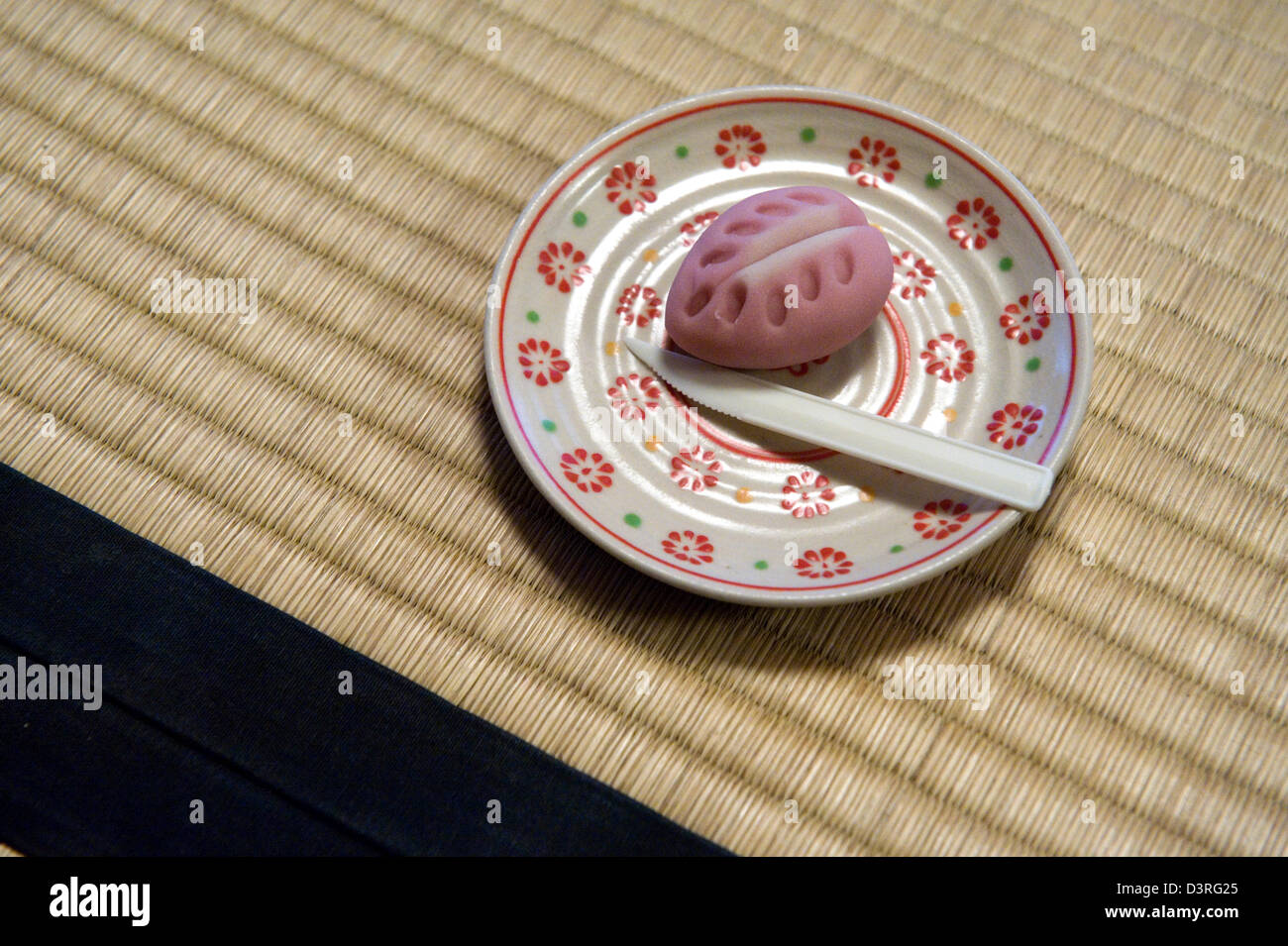 Japanese sweets for tea ceremony hi-res stock photography and images ...