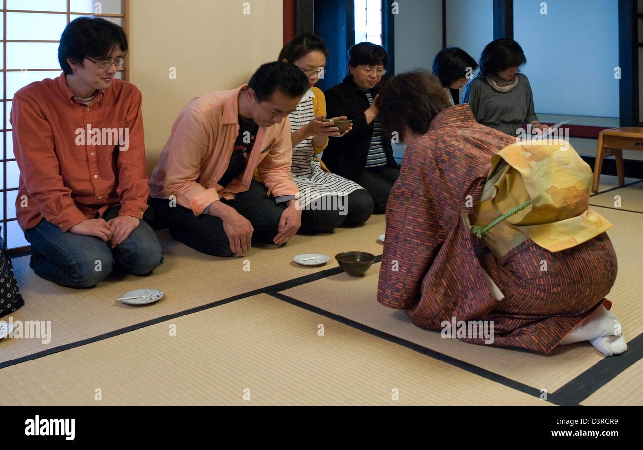 Japanese women bowing hi-res stock photography and images - Alamy