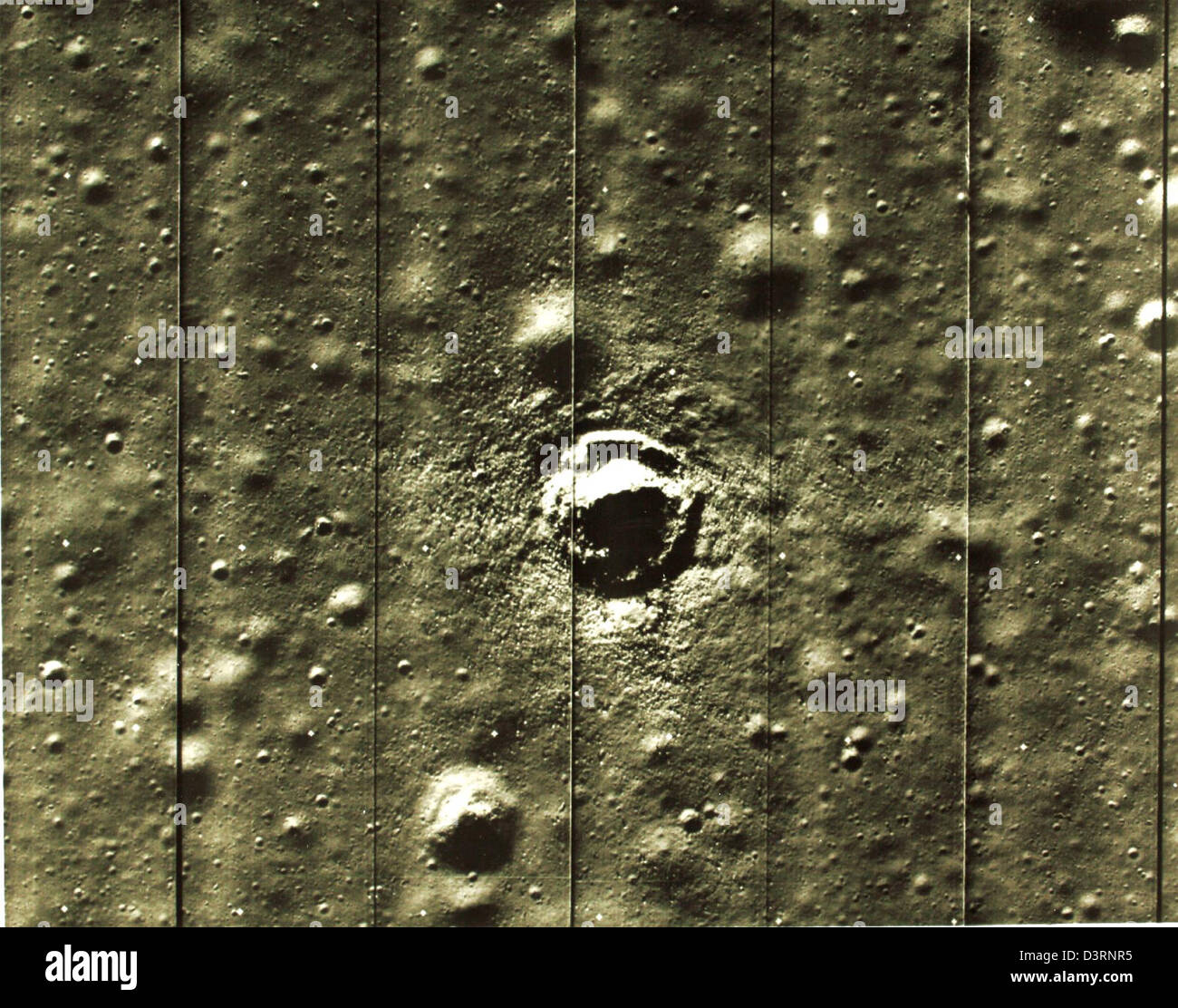 A glossy photo of the Moon captures the lunar surface in stunning ...