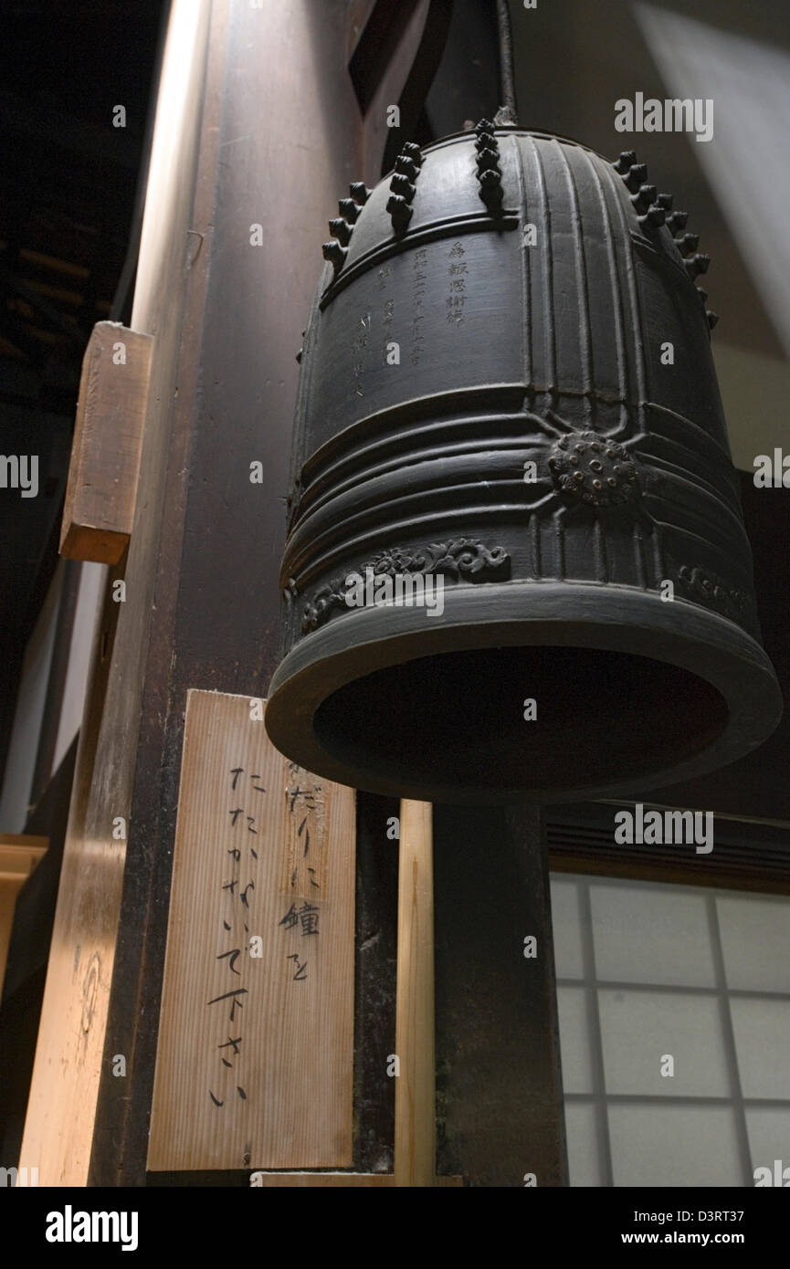 Bronze temple bell inside Kongobuji (Temple of the Diamond Mountain ...