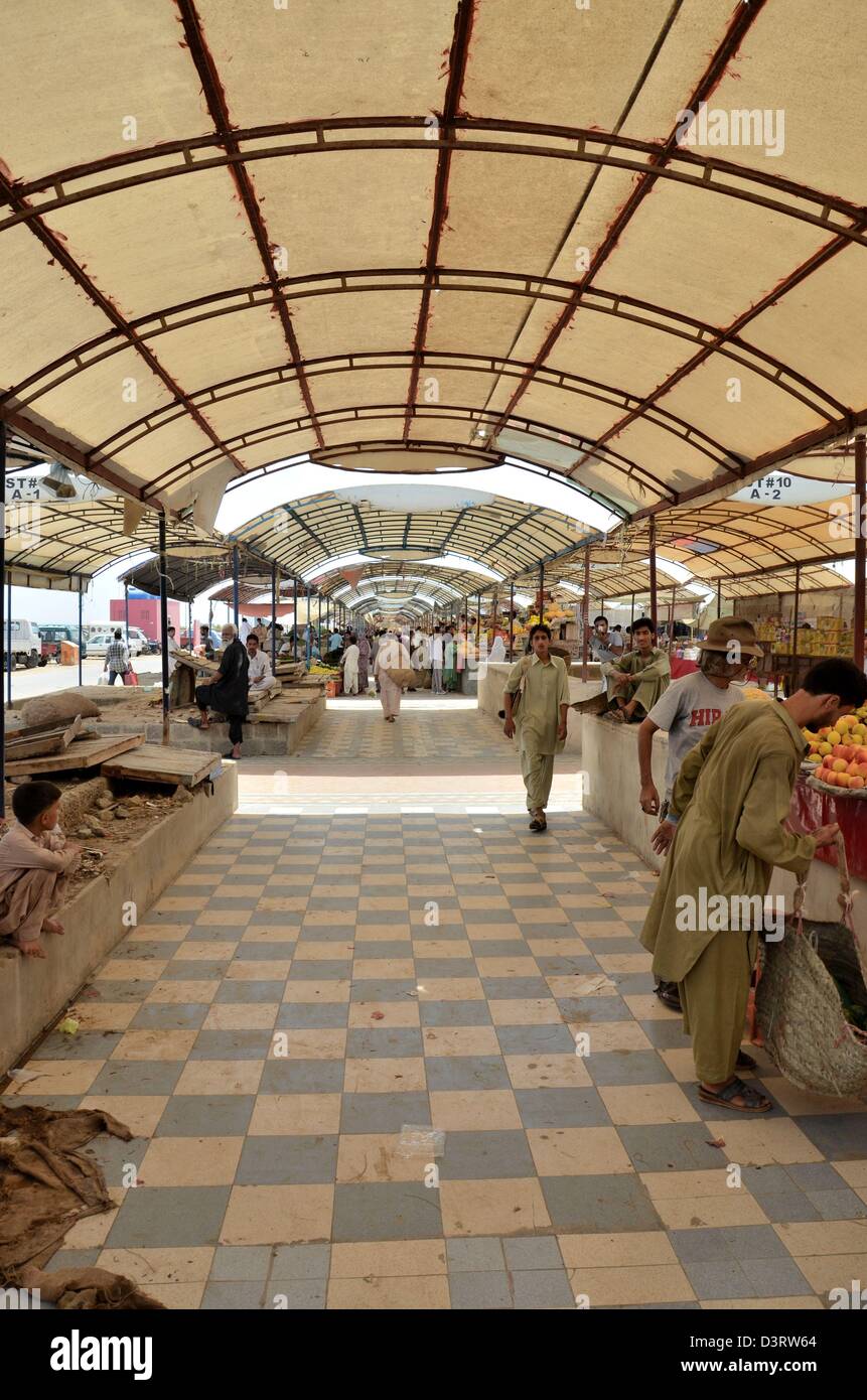 Shopping at Sunday Bazaar, Karachi, Pakistan Stock Photo - Alamy