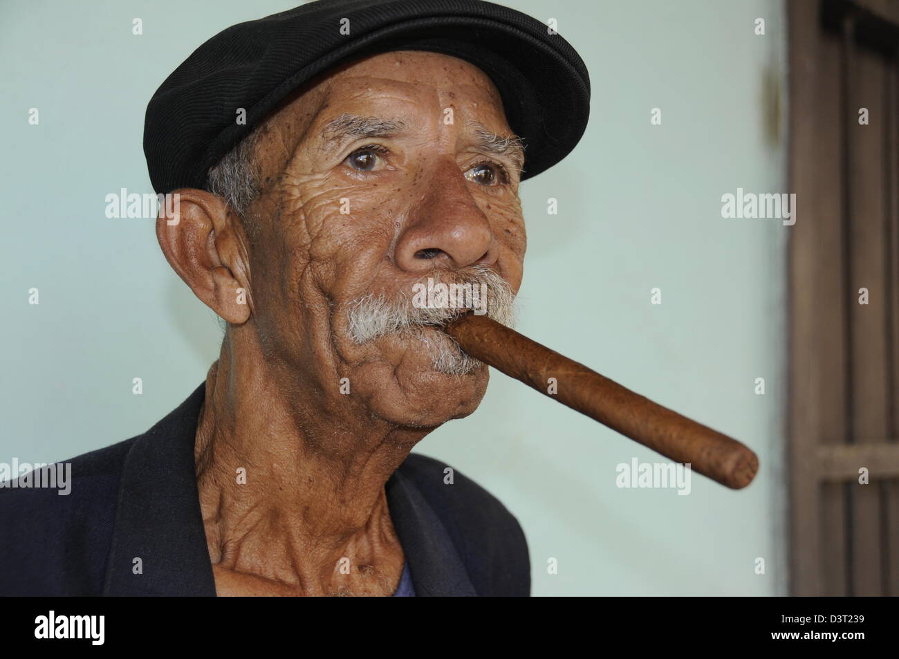 Man with big cigar hi-res stock photography and images - Alamy
