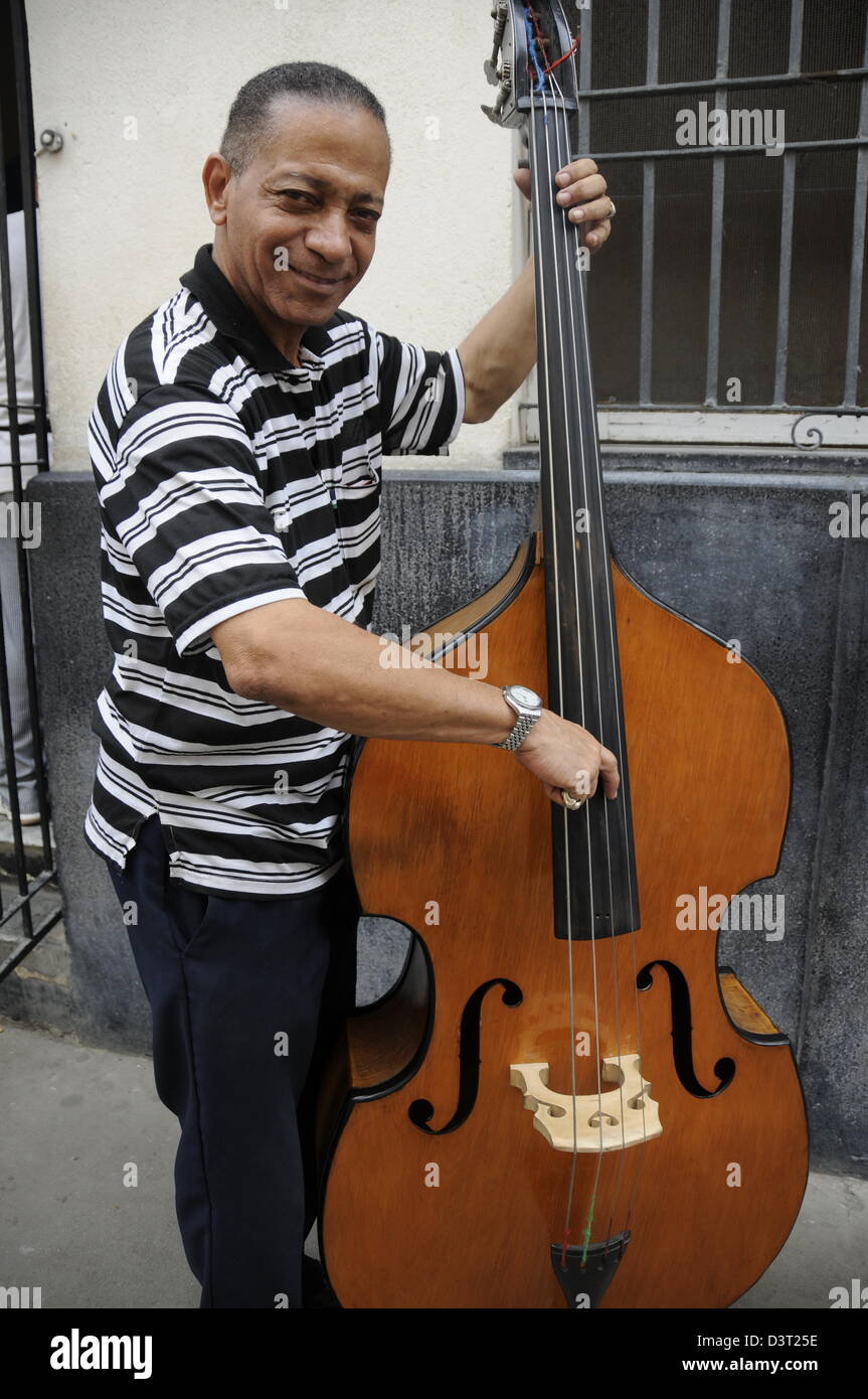 Cello or Bas player in the streets of Havana, Cuba Stock Photo - Alamy