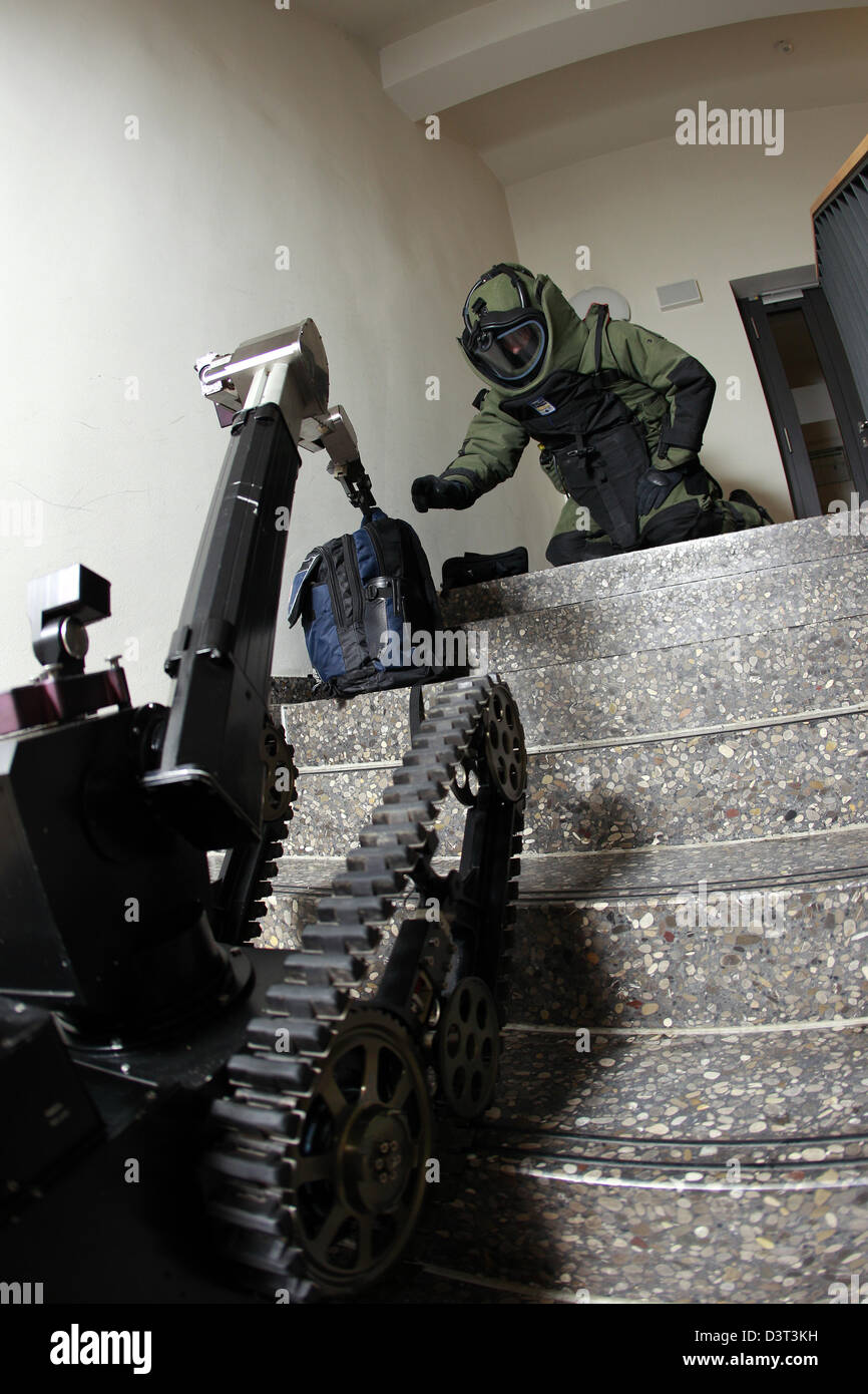 Bomb defusing robot hi-res stock photography and images - Alamy