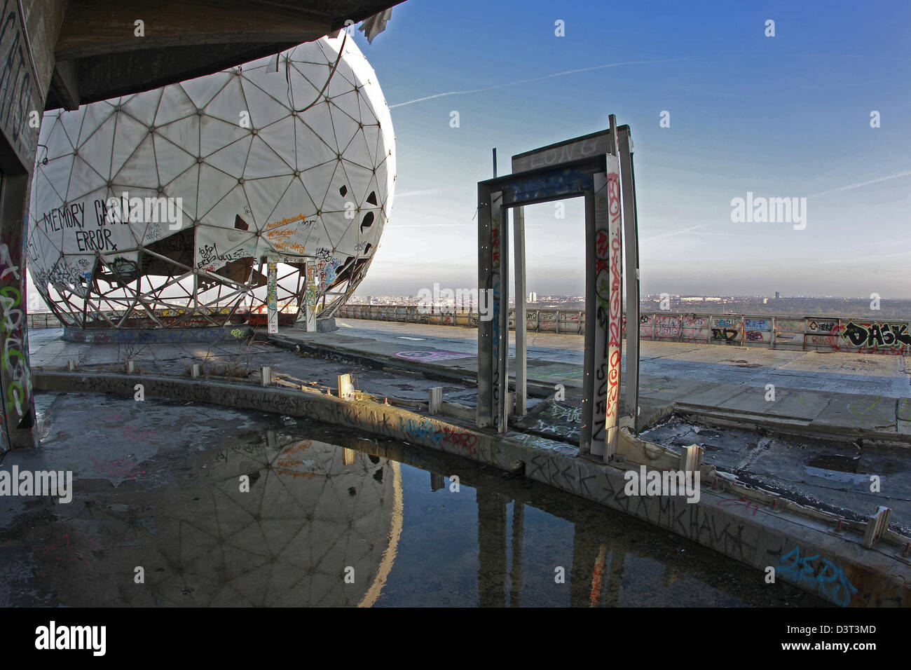 Abandoned cold war radar station hi-res stock photography and images ...