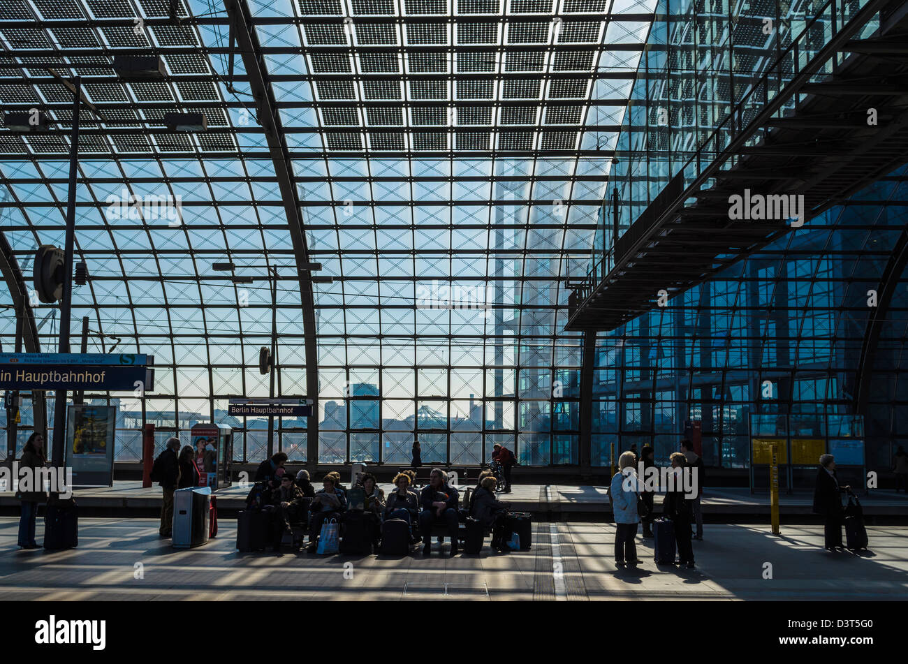 Platform of Central Railway Station with waiting passengers Stock Photo ...
