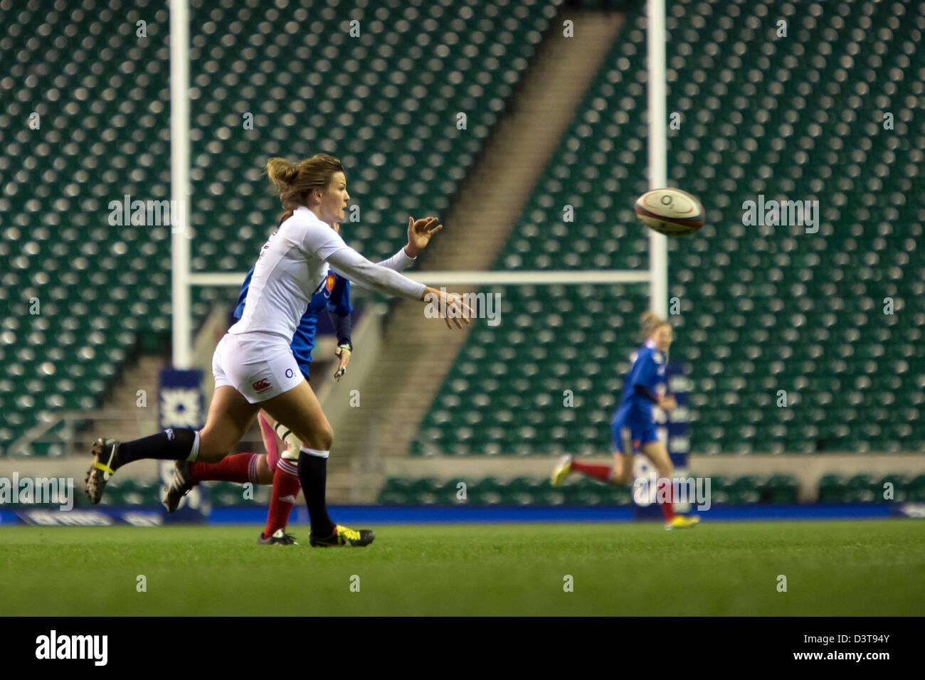 Abigail Chamberlain (Eng) passing the ball, 23.02.2013, Twickenham ...