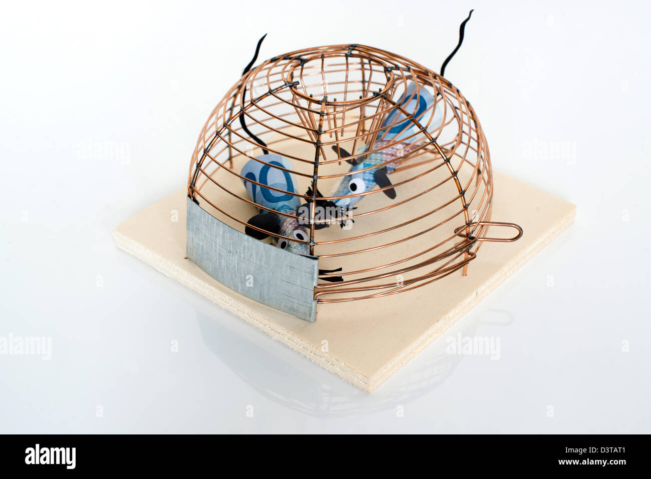 Mouse in mousetrap symbol trap hi-res stock photography and images - Alamy