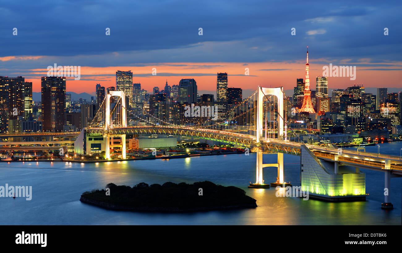 Rainbow Bridge spanning Tokyo Bay with Tokyo Tower visible in the ...