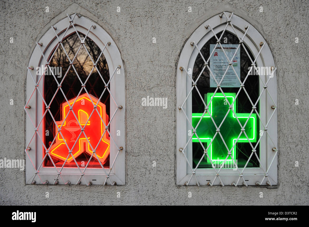 Pharmacy neon sign hi-res stock photography and images - Alamy