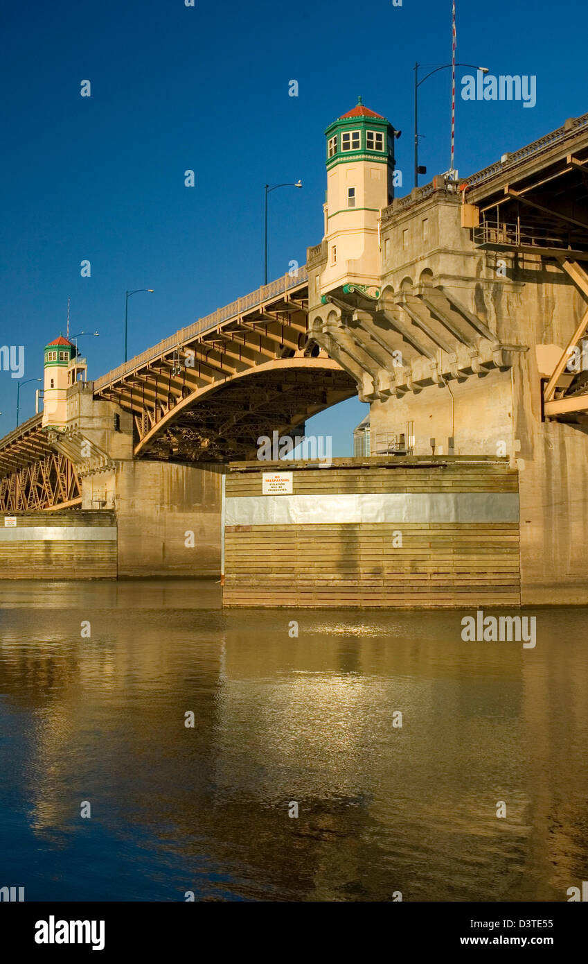 Burnside Bridge, Vera Katz Eastside Esplanade, Portland, Oregon Stock ...