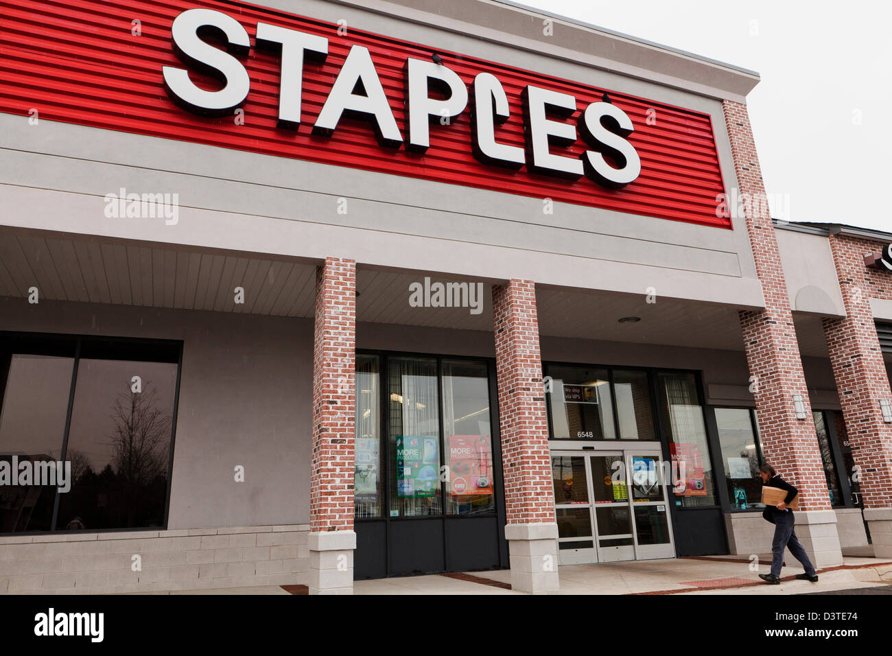 Storefront sign for staples hi-res stock photography and images - Alamy