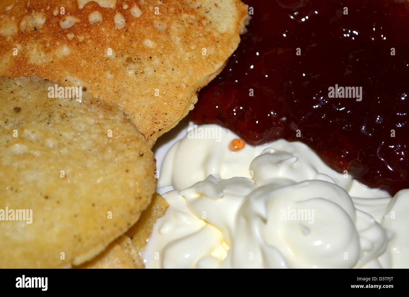 Pikelets / pancakes with cream and strawberry jam Stock Photo - Alamy