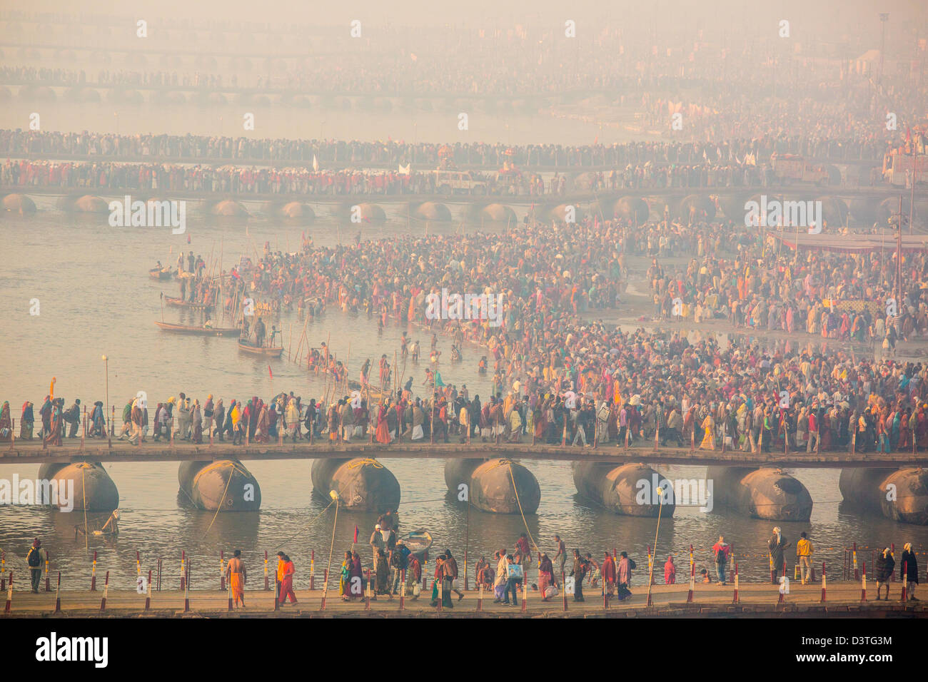 Crowded pontoon bridges during the Kumbh Mela, Allahabad, India Stock ...