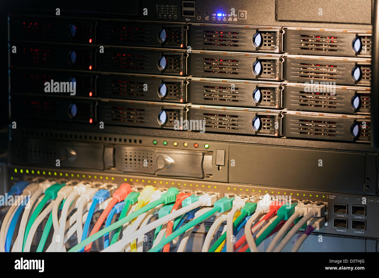 Rack mounted blade server hi-res stock photography and images - Alamy