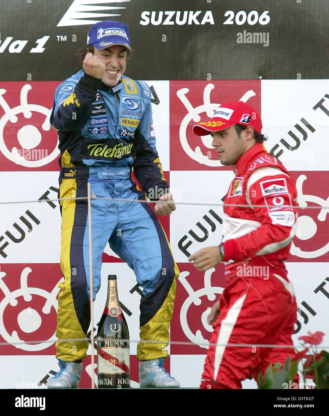 The winner, Spanish Formula One driver Fernando Alonso (L) of Renault ...