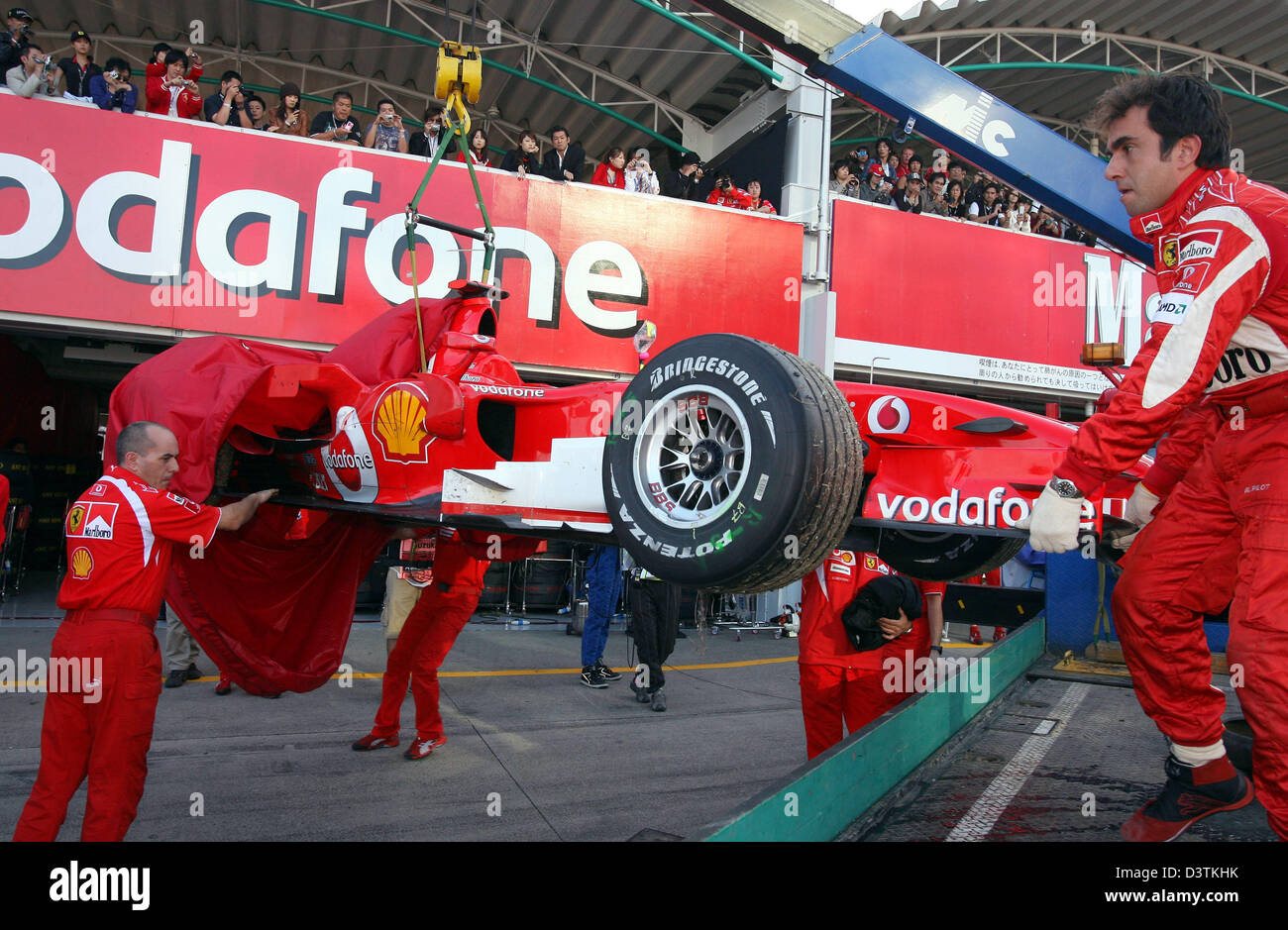 Formula one damaged car hi-res stock photography and images - Alamy