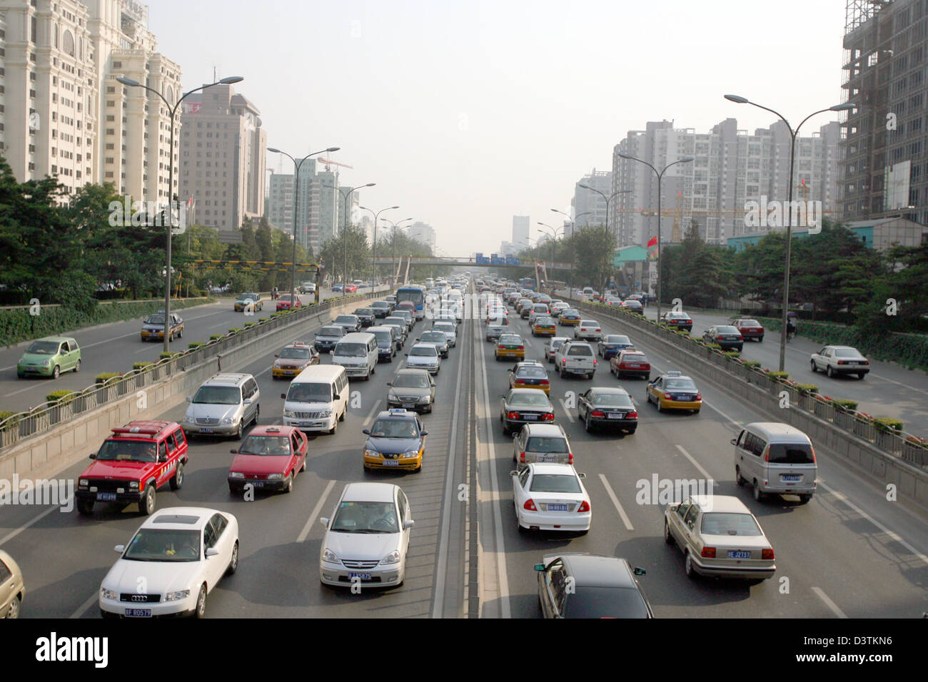 (dpa file) - The pictures shows standstill traffic during the rush hour ...