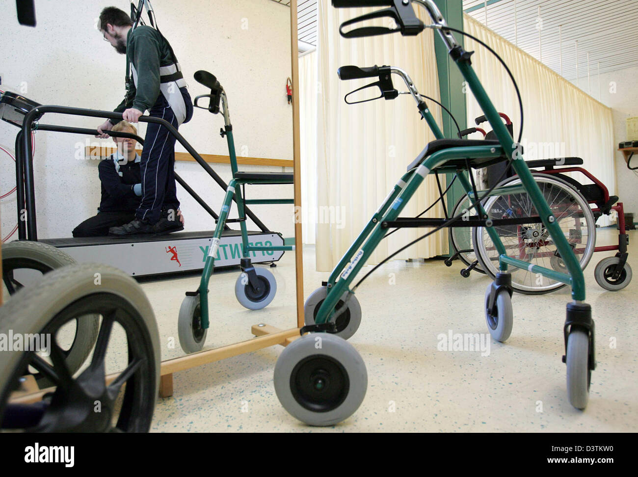 (dpa file) - Patient Andre Chelcott exercises on a so-called Locomat ...
