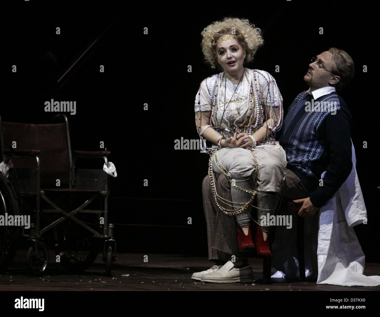 Elena Mosuc as Maria Stuarda Queen of Scotland (L) and Christof ...