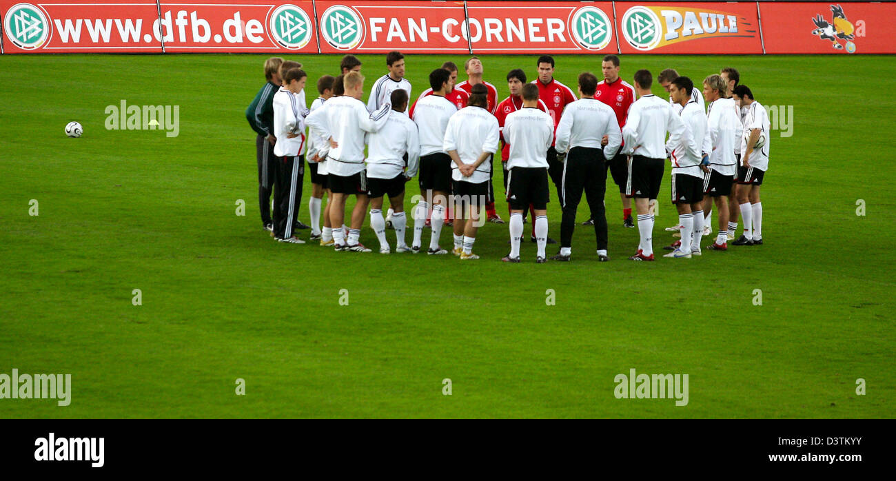 The German national team stands together during its training in ...