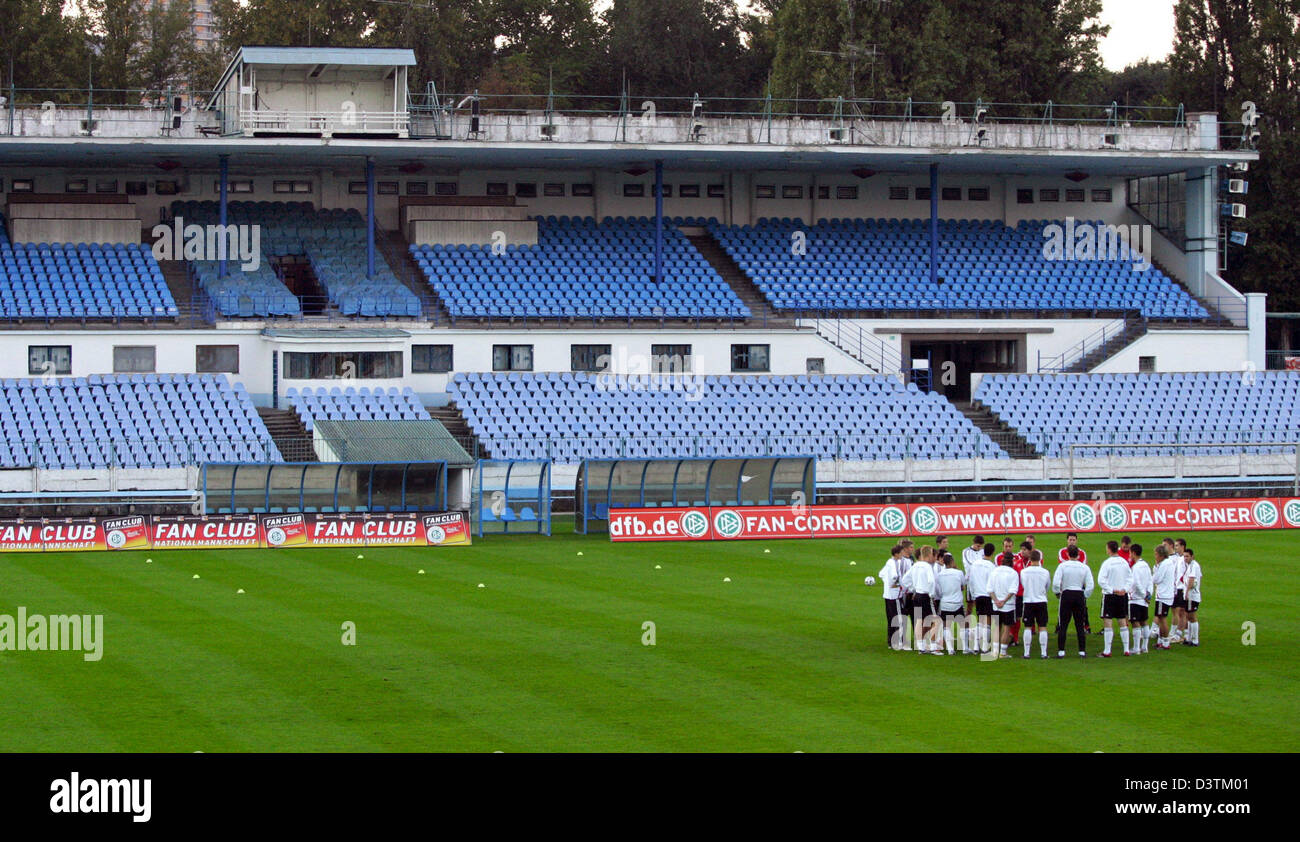 The German national team stands together during its training in ...
