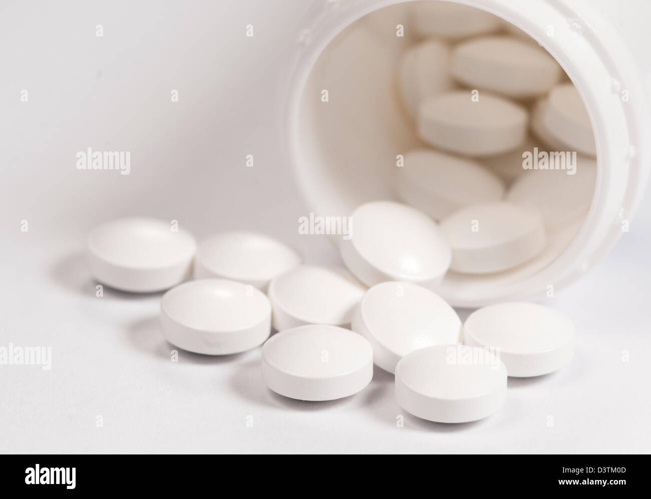 White tablets near the box over light background Stock Photo - Alamy