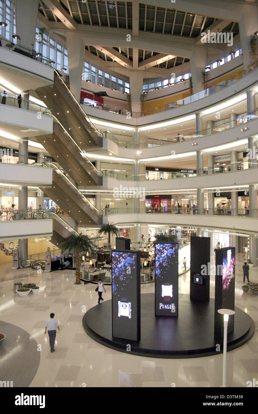 The picture shows the exclusive shopping centre 'Plaza 66' in Shanghai ...