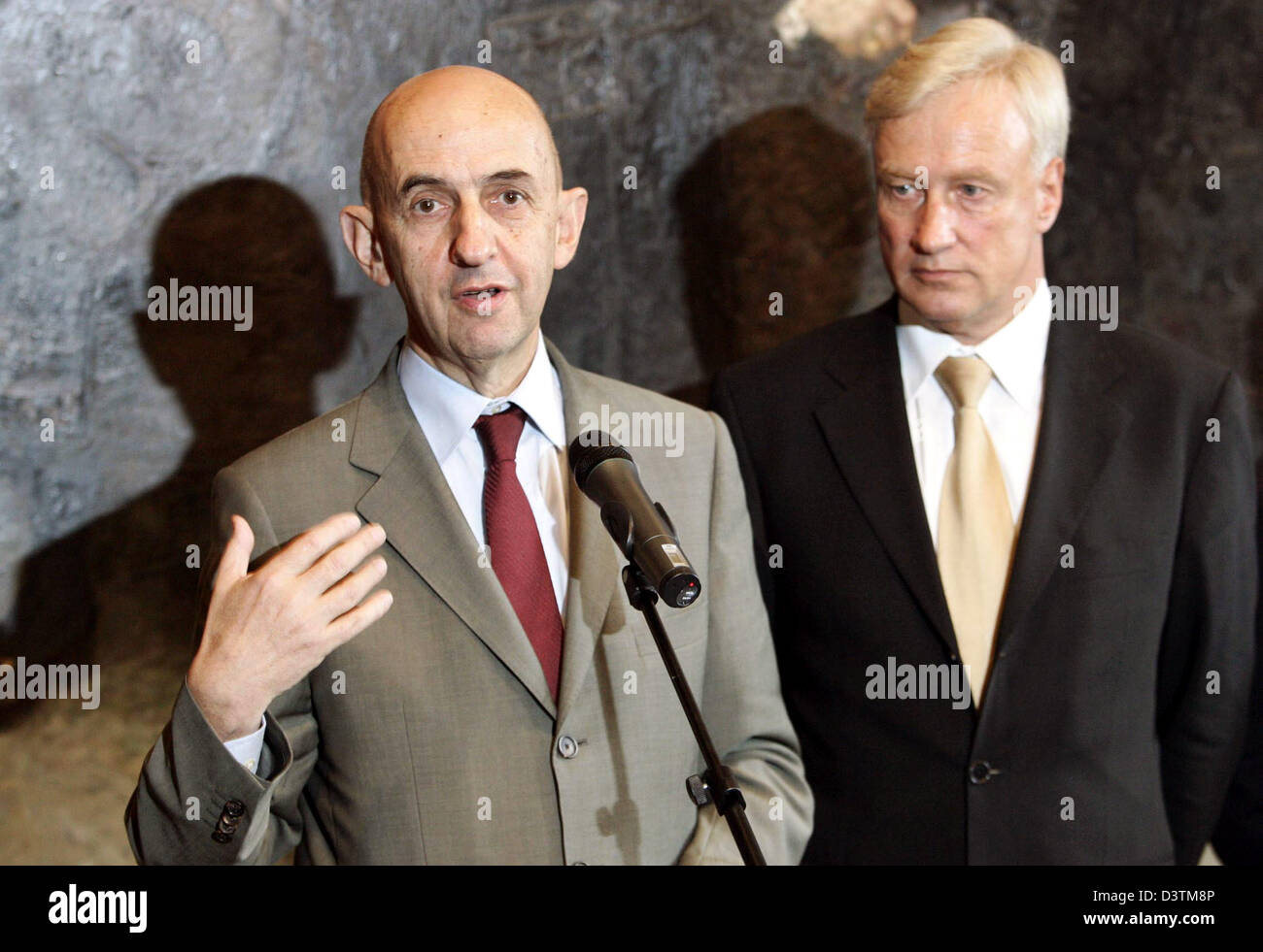 Hamburg's Major Ole von Beust (R) stands next to the new head of Airbus ...