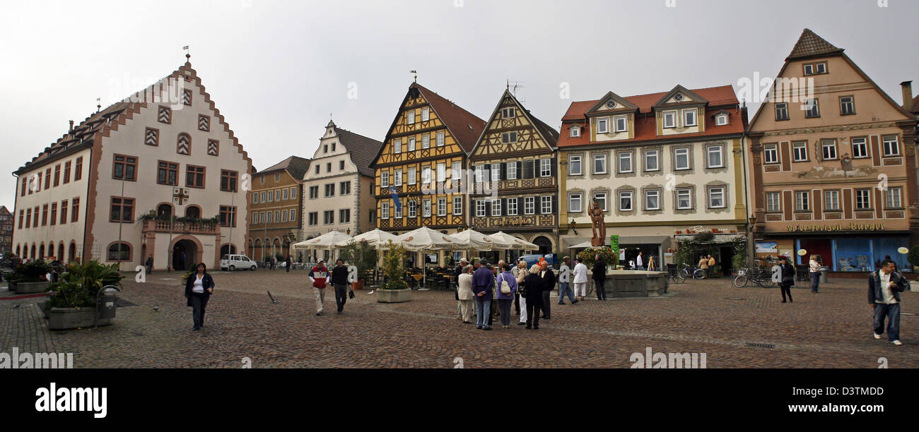 The picture shows the market square with the town hall (L) and half ...