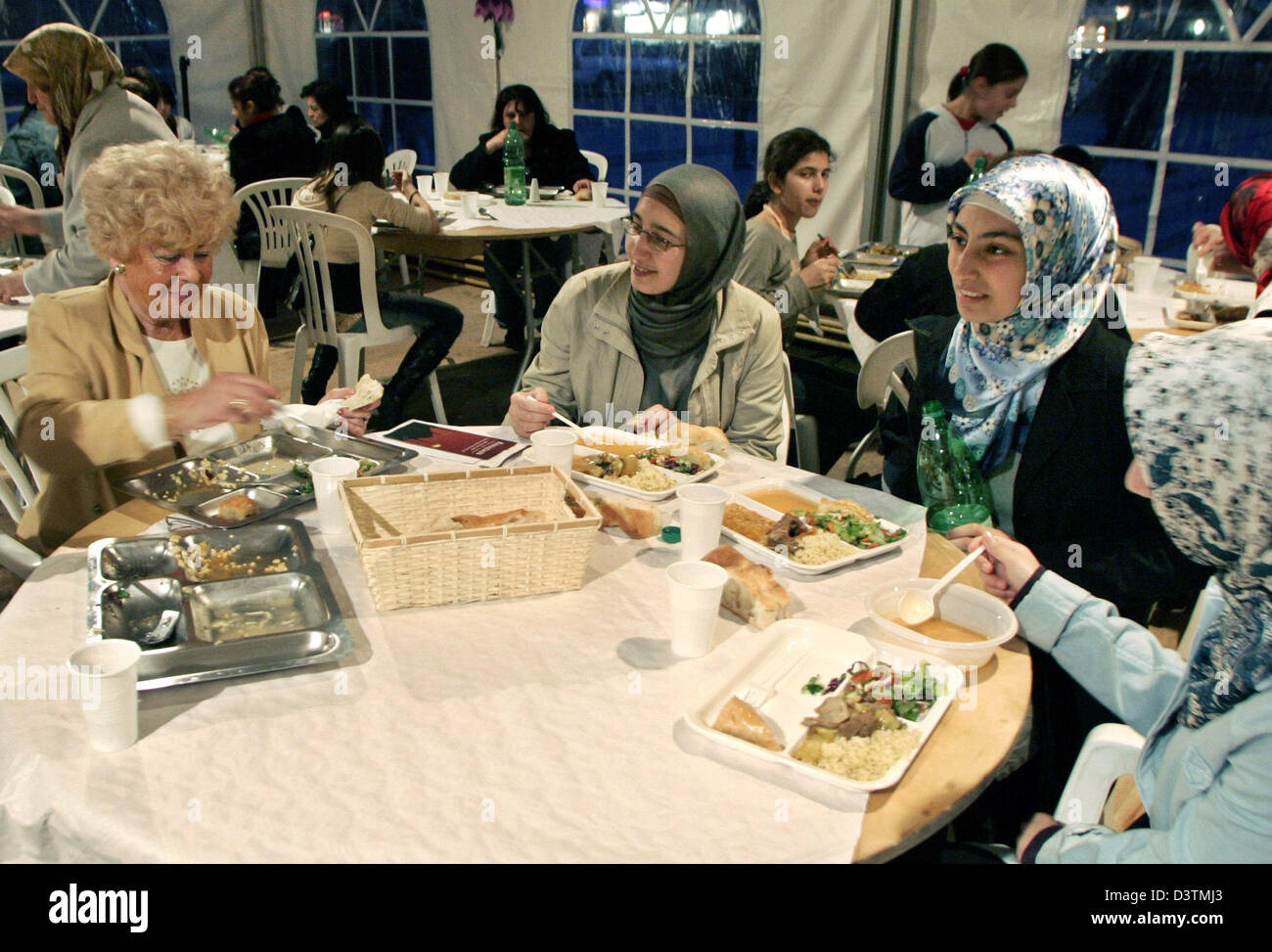(dpa file) - People of different religious backgrounds eat together at ...