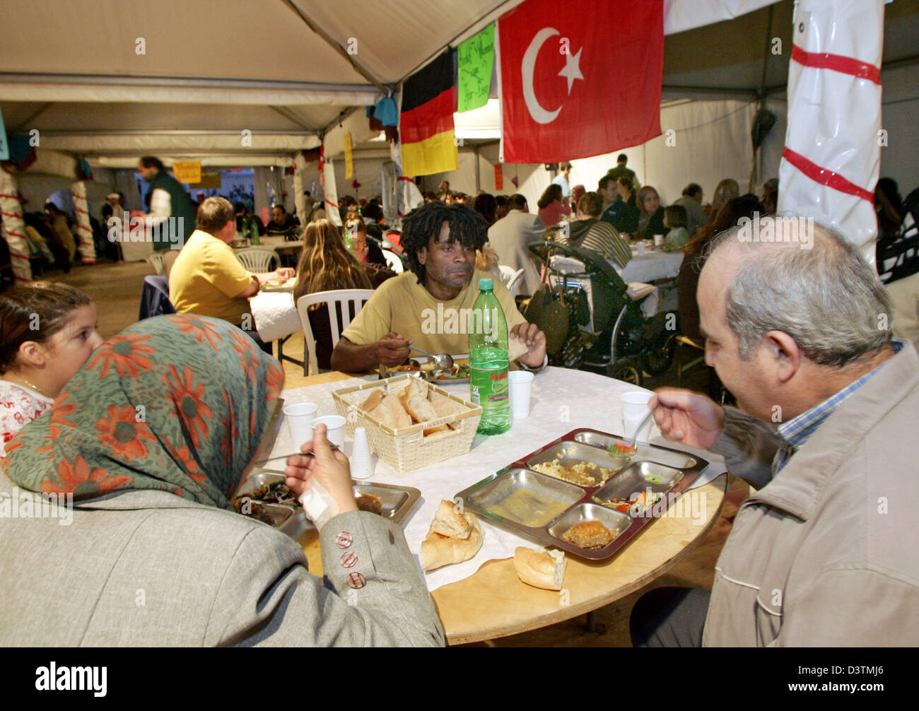 (dpa file) - People of different religious backgrounds eat together at ...