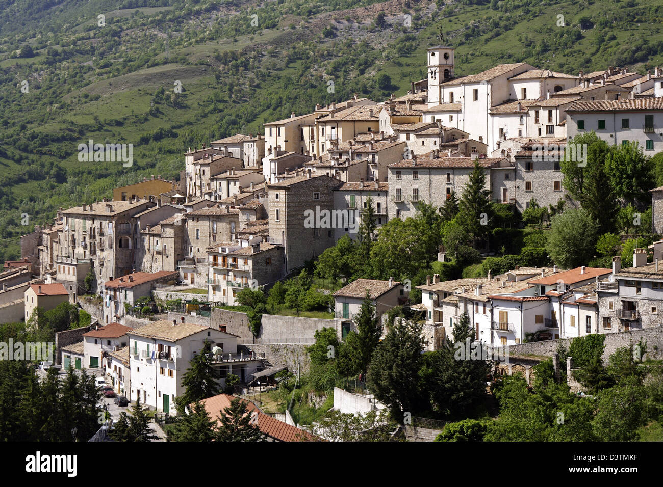 (dpa file) - The picture shows the village of Barrea in the Abruzzo ...
