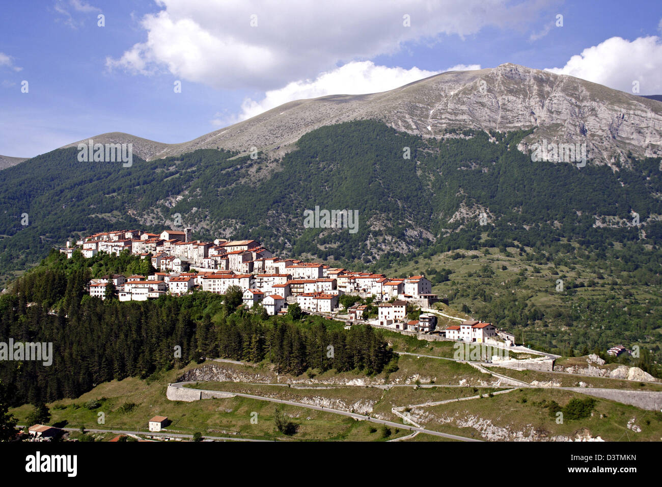 (dpa file) - The picture shows the village of Opi in the Abruzzo ...