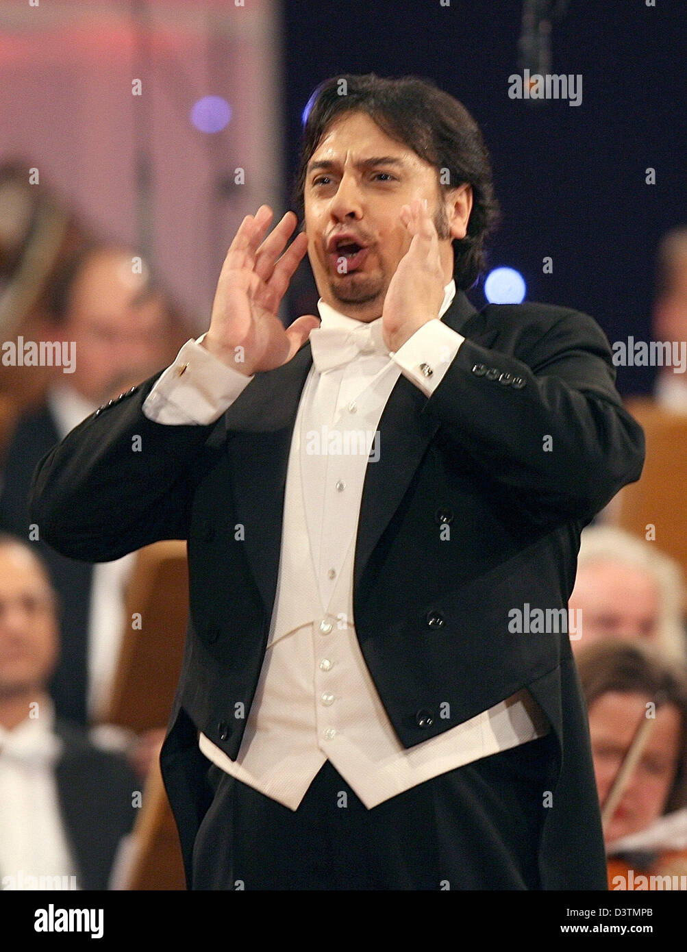 (dpa file) - The opera singer George Petean is pictured on stage during ...