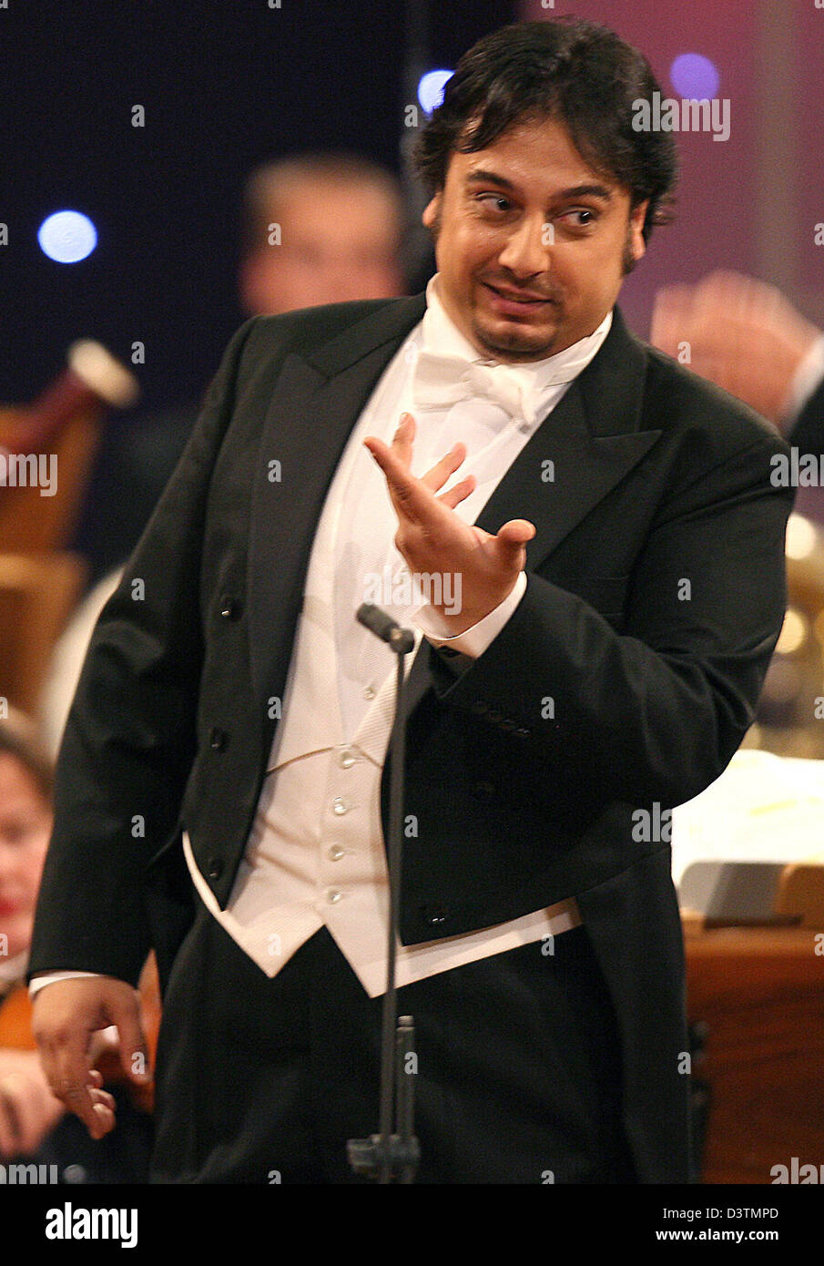 (dpa file) - The opera singer George Petean is pictured on stage during ...