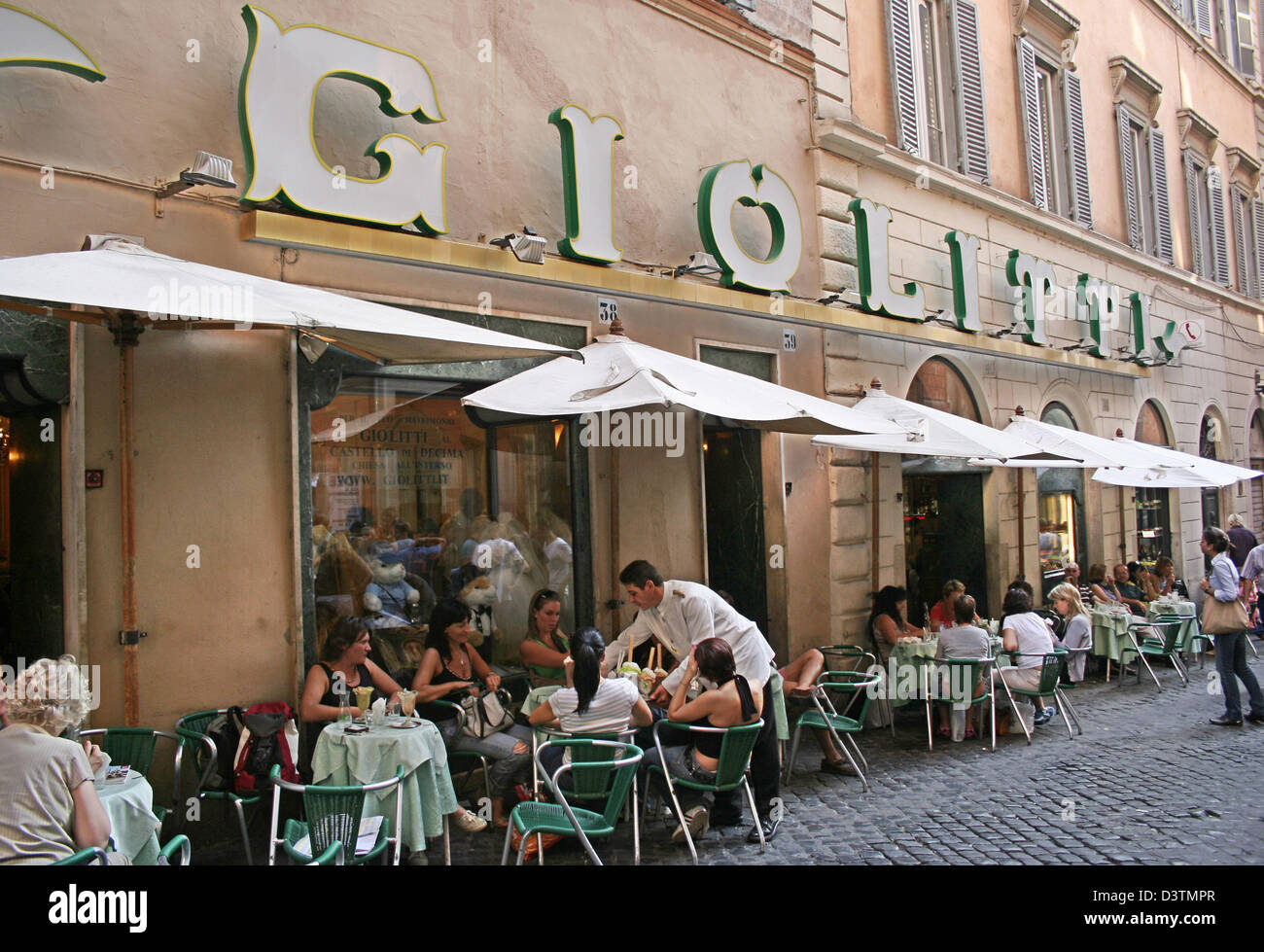 (dpa file) - The famous ice cream parlour Giolitti in the Via Uffizi ...
