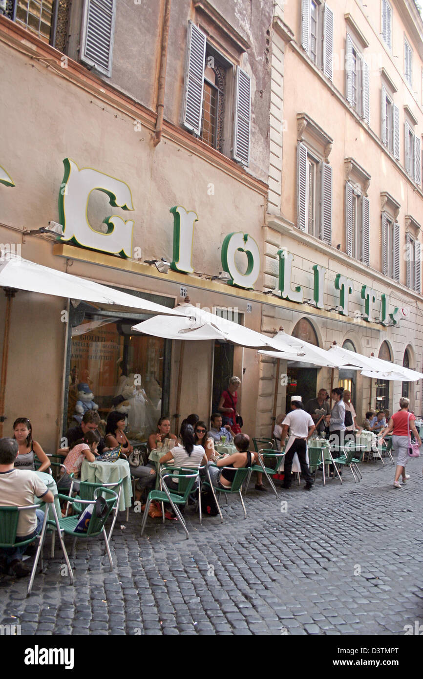 (dpa file) - The famous ice cream parlour Giolitti in the Via Uffizi ...