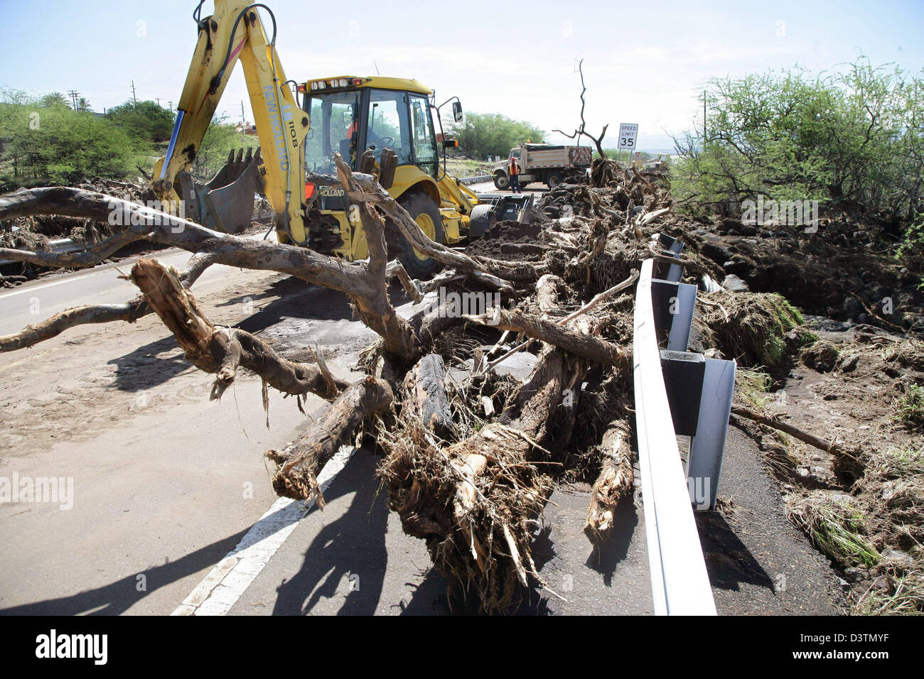 Construction workers clear the highway between Kaliua and Hawi, United ...