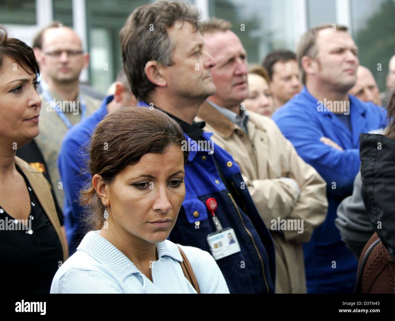 Employees sadly accept the layoff of 1,900 BenQ employees at Kamp ...