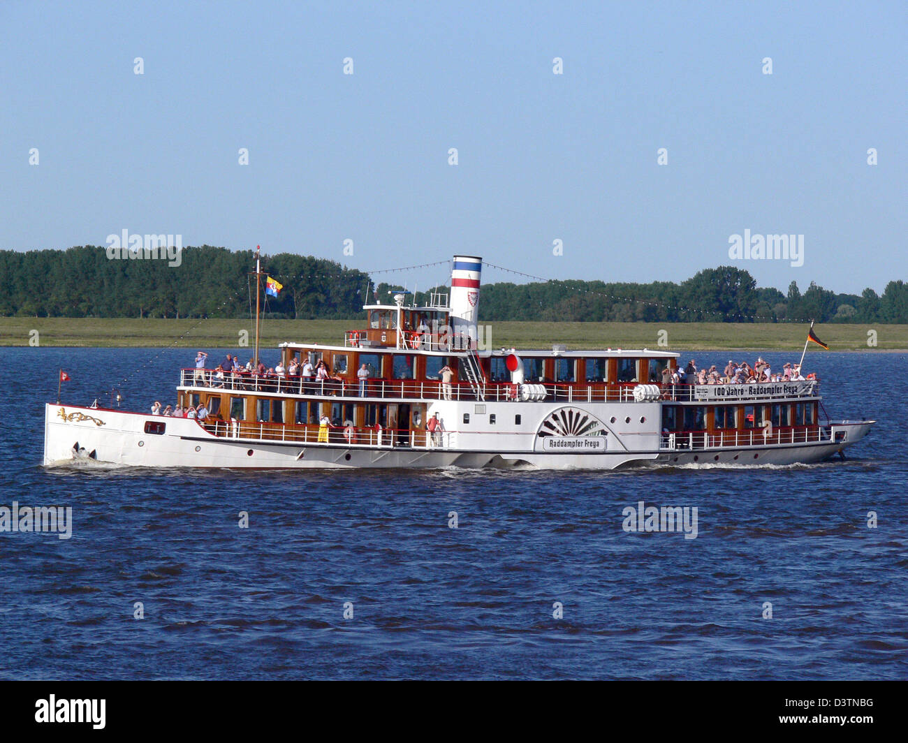 The picture shows the steamboat 'Freya' on the Elbe River near Hamburg ...