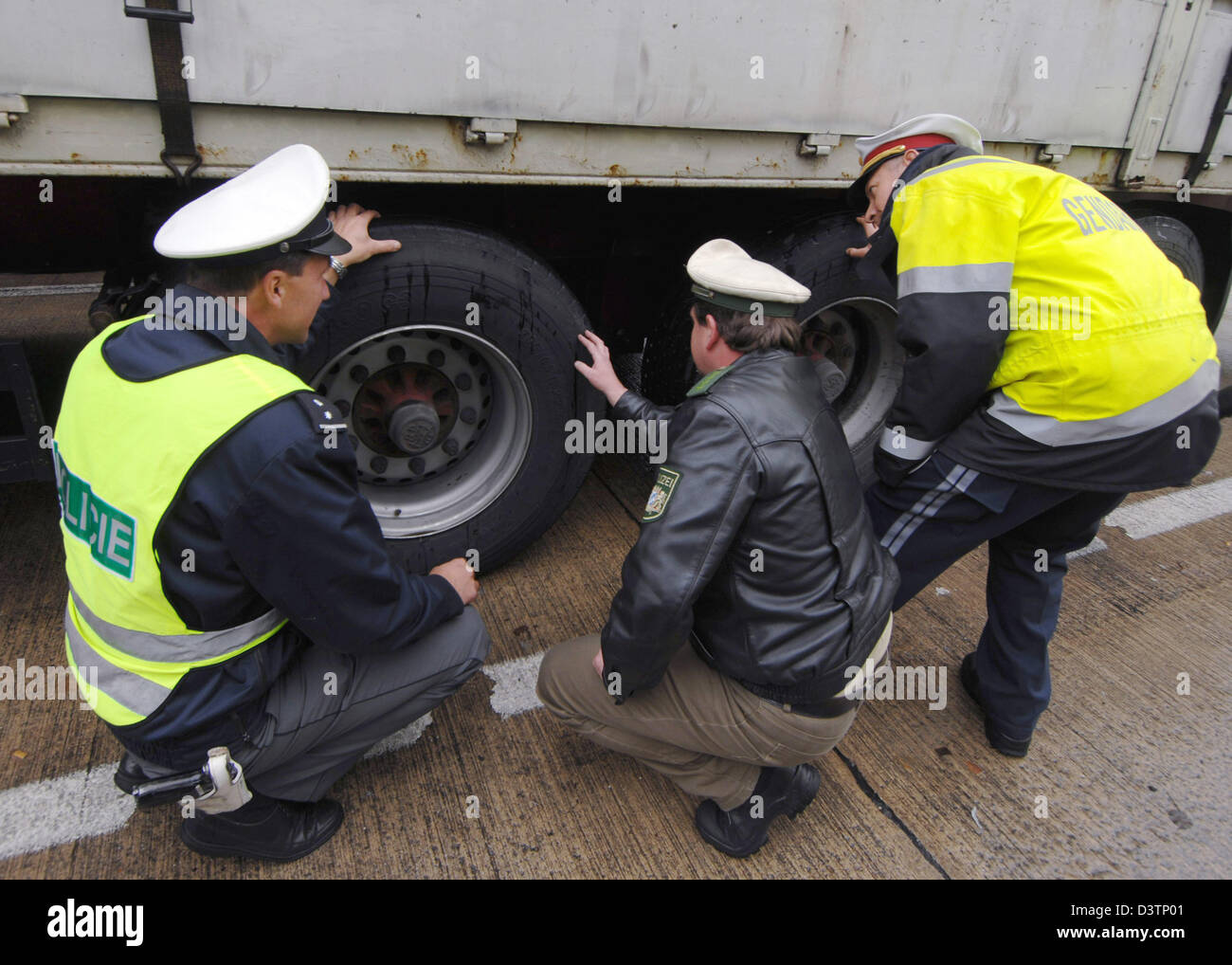 Police officers from (L-R) Czech Republic, Germany and Austria inspect ...