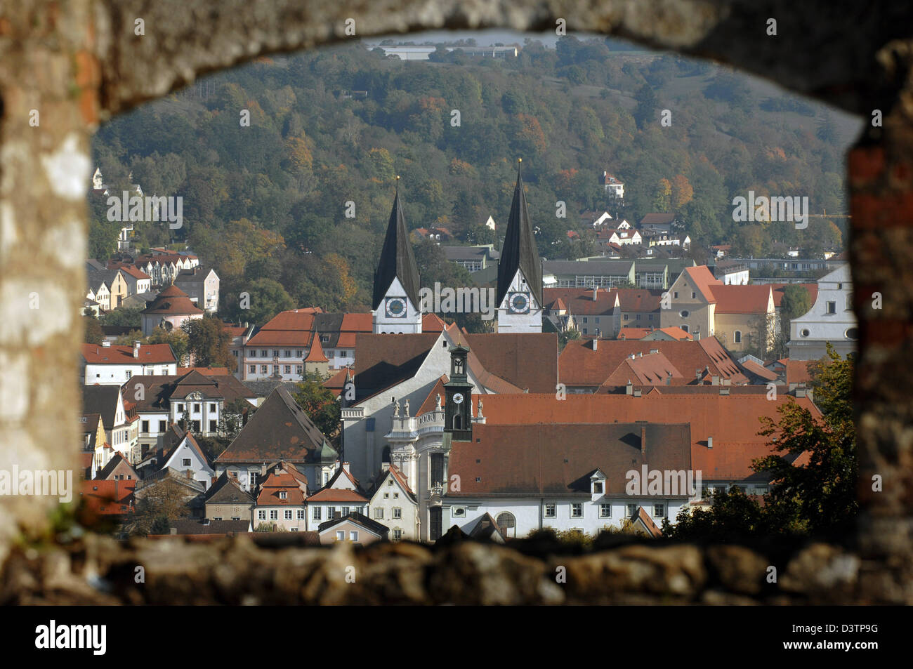 The picture shows the view through a window of Castle Willibalds onto ...