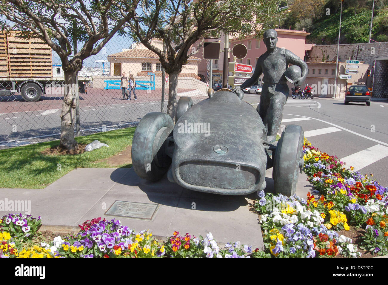 (dpa file) - The picture shows the monument for the race driver Juan ...