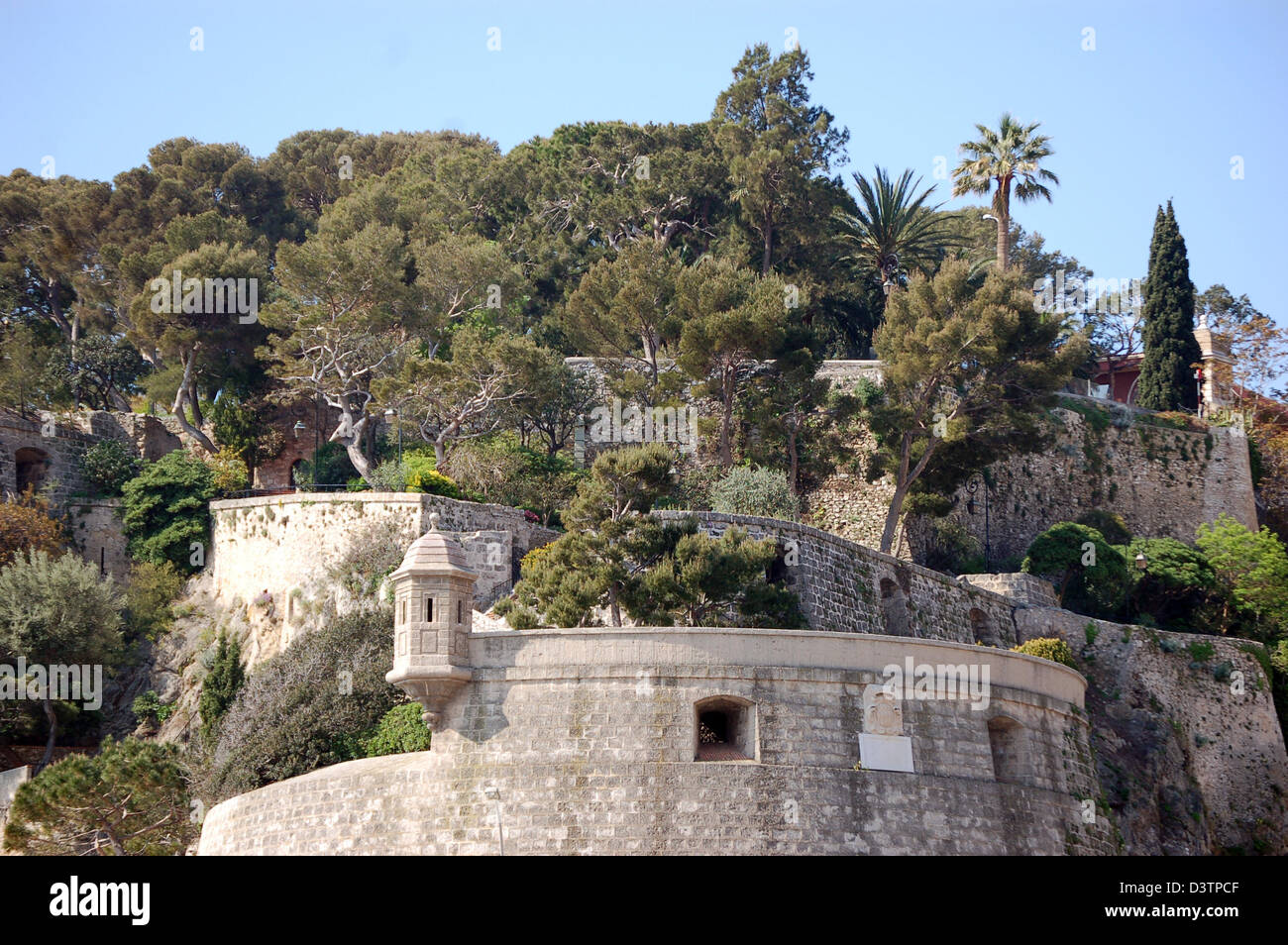 (dpa file) - The picture shows the fortificationos on the rock of ...